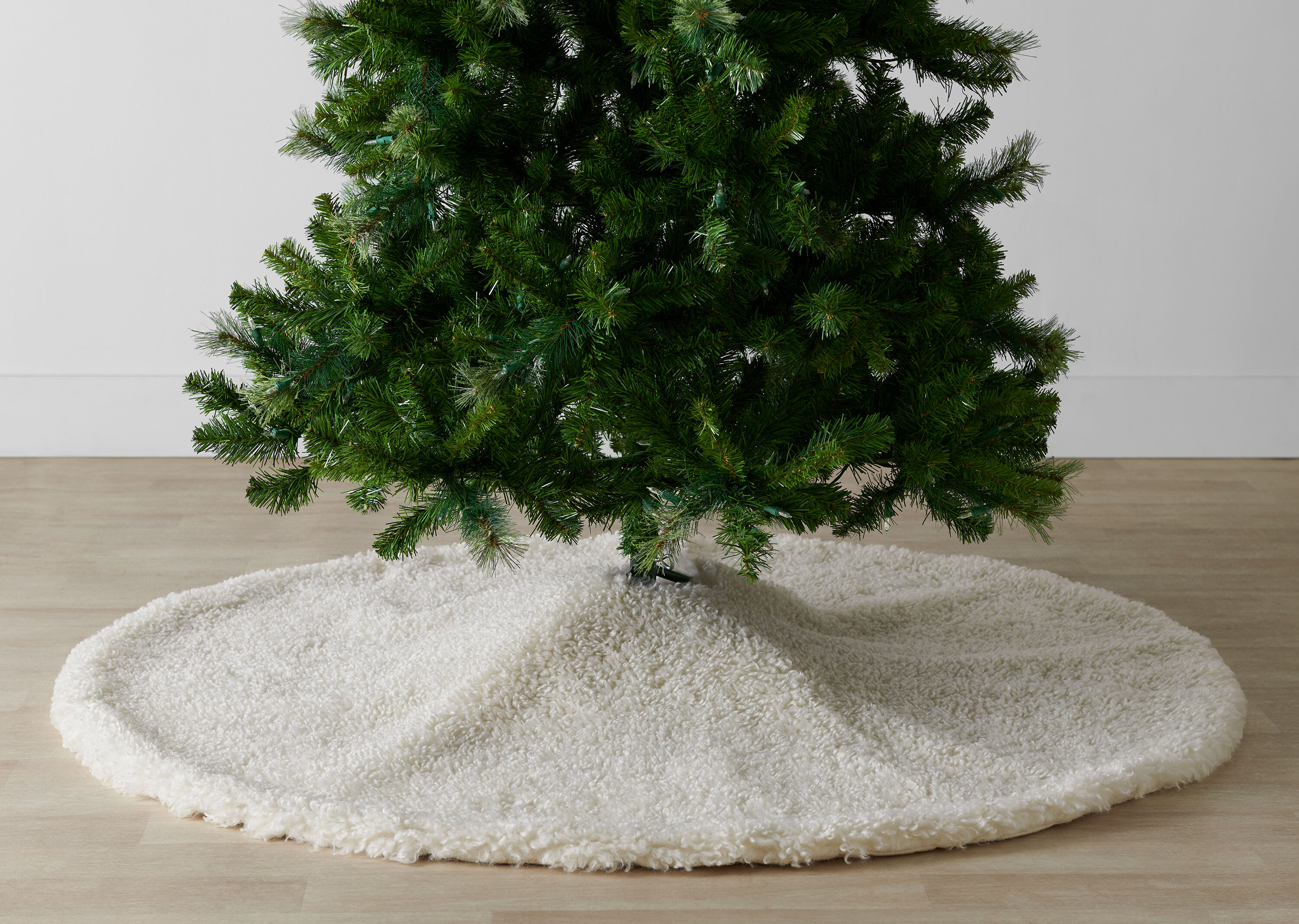 Jaspar Sherpa Tree Skirt Ivory | Urban Barn